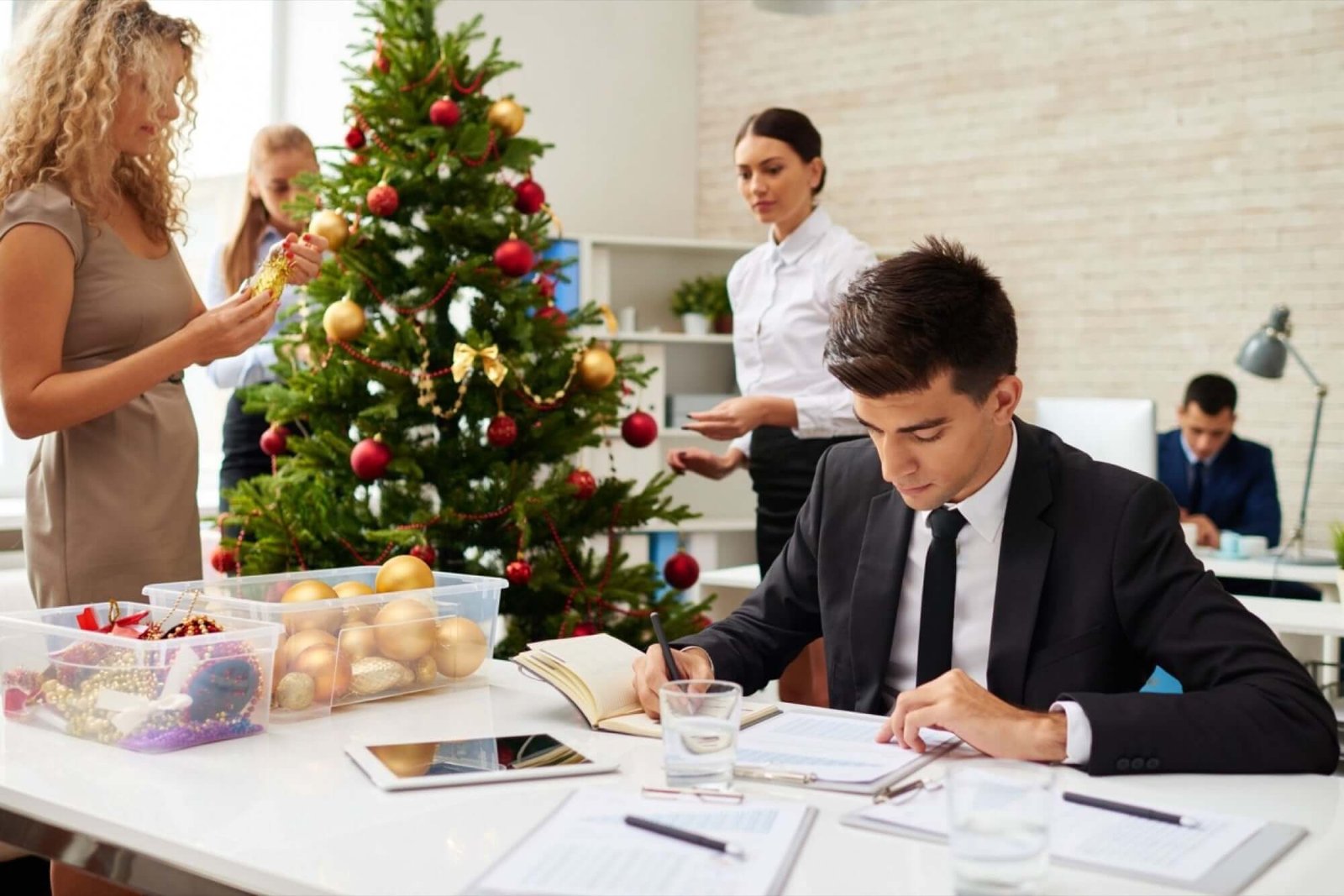 The Ultimate Guide to Planning a Memorable Office Christmas Party - Fun ...